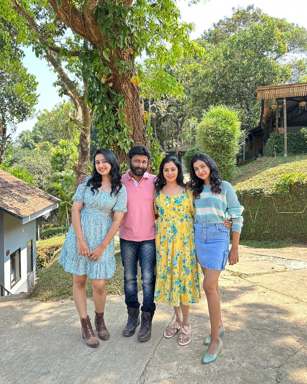 ரஞ்சிதமே: "அப்பாவுக்கு கேன்சர்; அவருக்காக ப்ரே பண்ணுங்க!" - நடிகர் நேத்ரனின் மகள் அபிநயா ...