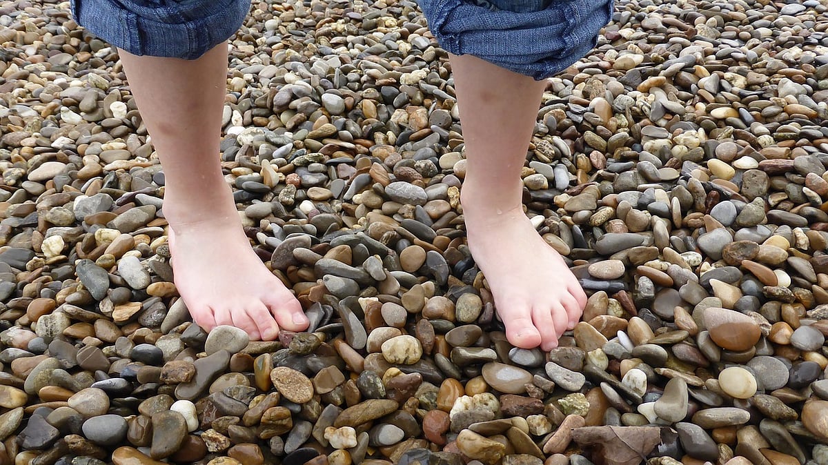 Pebble Walking: கூழாங்கல் மேல் நடந்தால் இத்தனை நன்மைகள் கிடைக்குமா ...