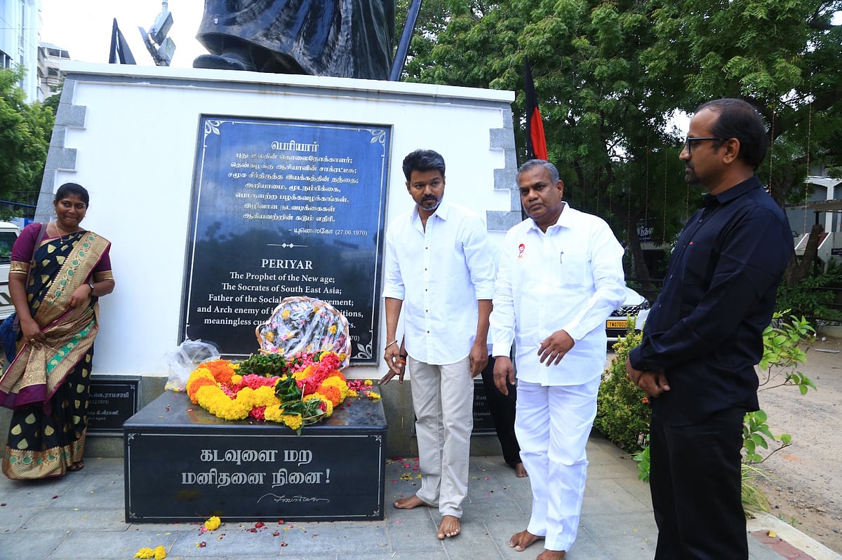 TVK Vijay : `பெரியார் நினைவிடத்தில் விஜய்' - மாலை அணிவித்து மரியாதை ...