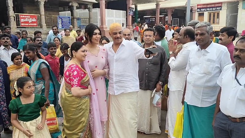 சுந்தர்.சி -குஷ்புவின் 25 ஆம் ஆண்டு திருமண நாள்; பழனியில் தரிசனம் செய்த ...