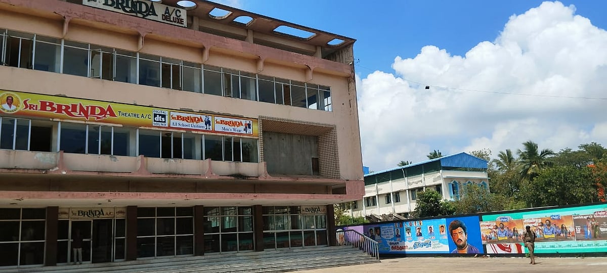 Sri Brinda AC : 'அப்பெல்லாம் படங்கள் சாதாரணமா ஓடிடும்' - மூடப்பட்ட வடசென்னை பிருந்தா தியேட்டர் ...