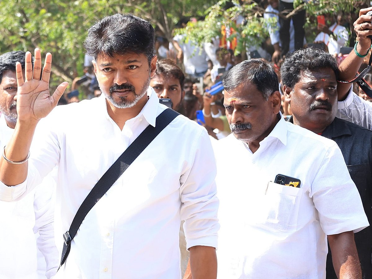 TVK: "விஜய்யின் டிரைவர் மகனுக்கு மா.செ பதவி; விஜய் காரை மறித்து மனு ...