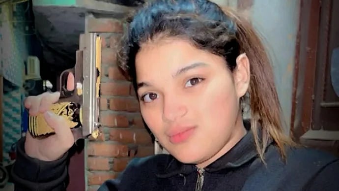 டெல்லி இளைஞர் படுகொலை; விசாரணை வளையத்தில் `Zikra' - துப்பாக்கியுடன் வலம் வரும் இந்த Lady Don ...