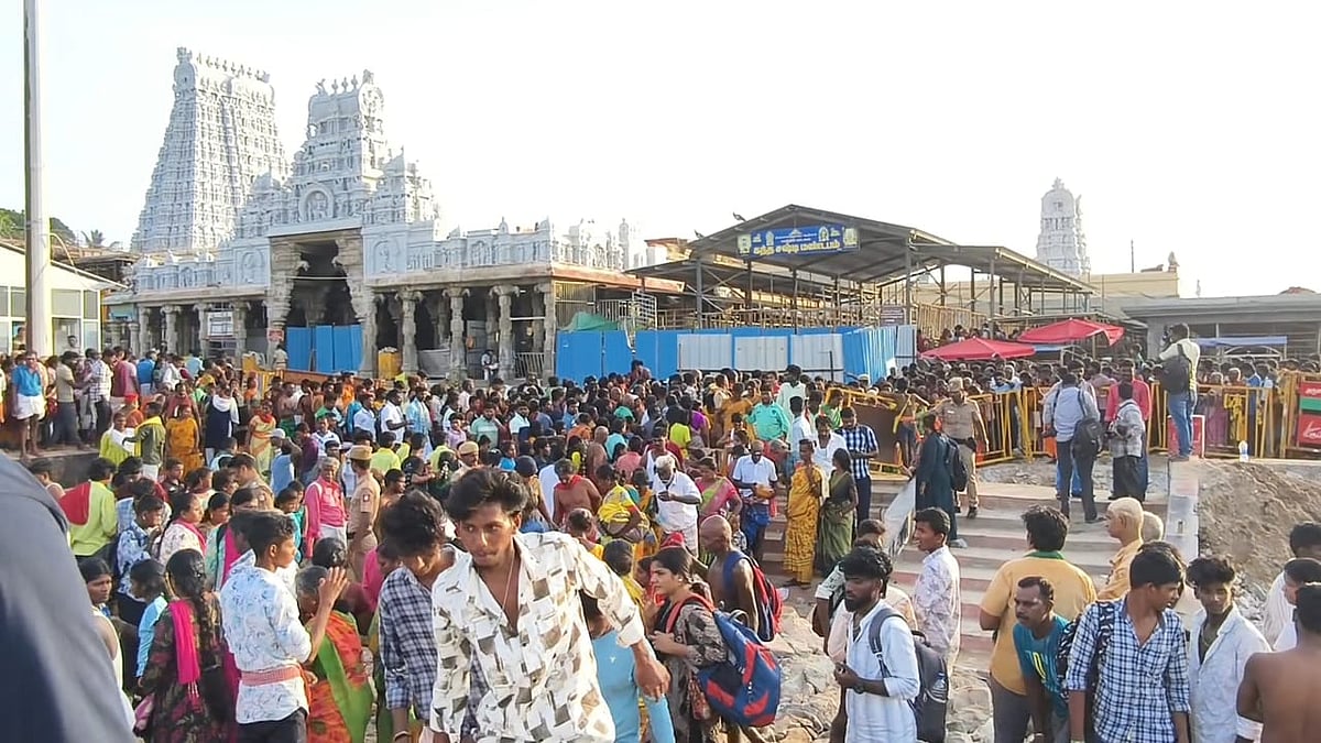 வைகாசி விசாகம்: திருச்செந்தூர் கடலில் புனித நீராடி, முருகனை வழிபட ...