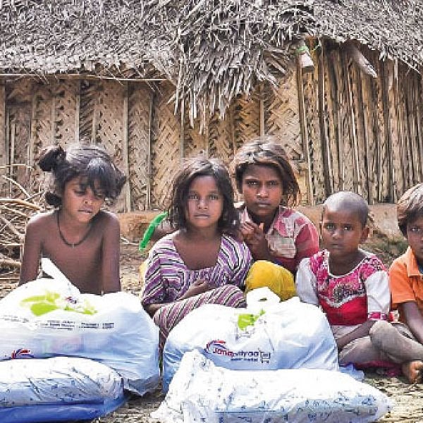 Ananda Vikatan - 12 December 2018 - நிவாரணப் பணிகள்... நீளும் கைகள் ...