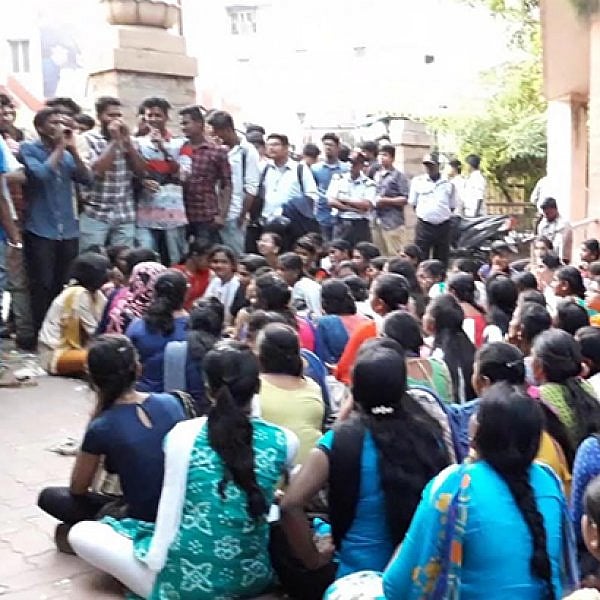 கல்லூரிக்குள் ஒருநாள் உள்ளிருப்புப் போராட்டம் - பொள்ளாச்சி ...