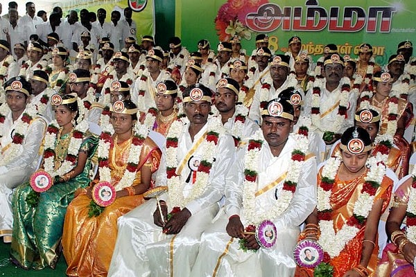 மணமக்கள் நெற்றியிலும் 'அம்மா ஸ்டிக்கர்'... அதிமுகவினர் நடத்திய அடடே ...