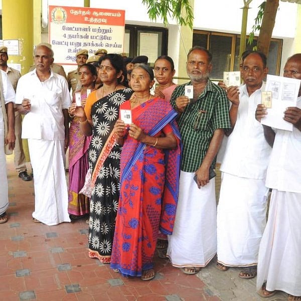 `எங்கள் உரிமையைப் பறிக்கிறீர்கள்!’ – வாக்காளர் அடையாள அட்டையை ...