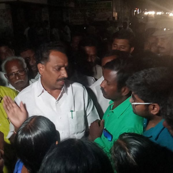 கோழிப்பண்ணையின் மின்சார வேலி தாக்கி ஒருவர் பலி -சாலை மறியல் செய்தவர்களை ...