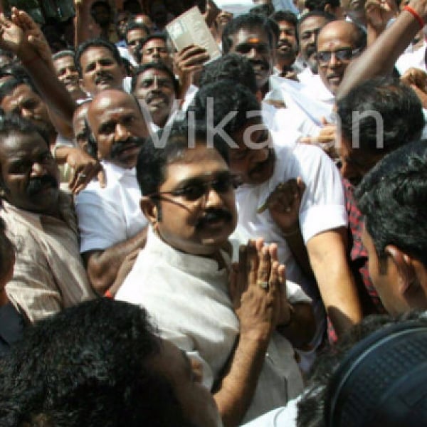 அ.தி.மு.க துணைப் பொதுச்செயலாளராகப் பொறுப்பேற்றார் டி.டி.வி.தினகரன் ...