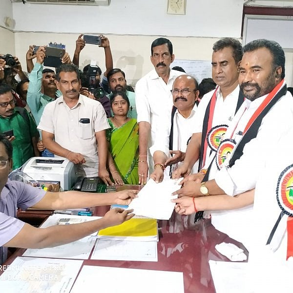 `வேறு யாரும் செய்யாத வளர்ச்சிப் பணிகளைச் செய்துள்ளேன்!’ - வேட்புமனுத்தாக்கல் செய்த பொள்ளாச்சி ...