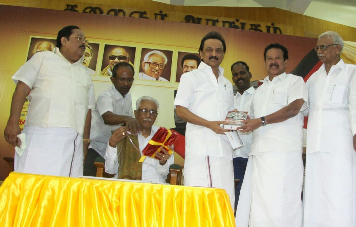 'தி.மு.க வரலாறு' நூல் வெளியிடப்பட்டது... தி.மு.க-வின் முக்கிய ...