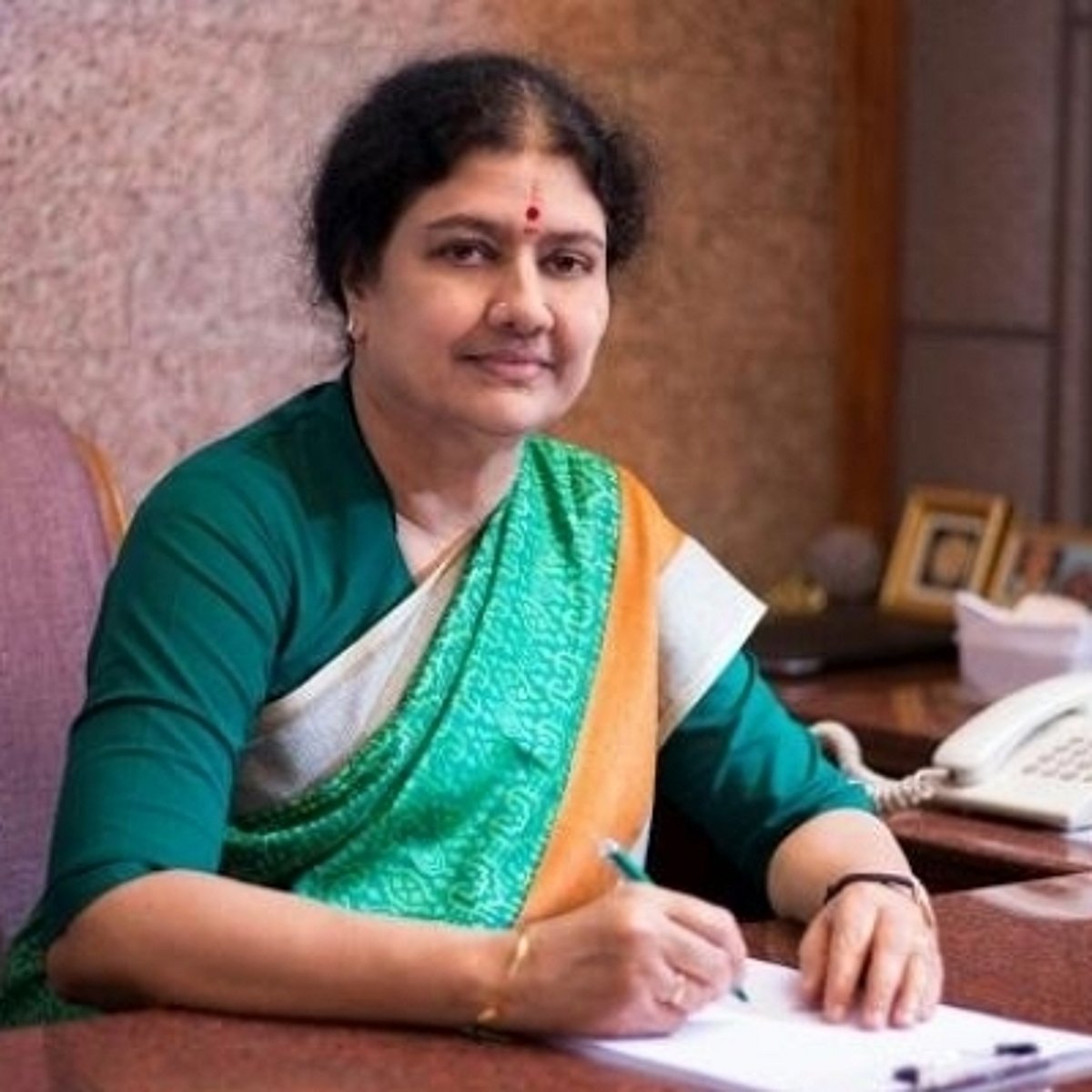 60 நாள்களில் சின்னம்மா ஆவது எப்படி? - கையேடு | How to become chinnamma ...