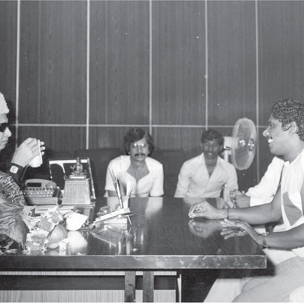 Junior Vikatan - 26 July 2017 - கடல் தொடாத நதி - 31 - எம்.ஜி.ஆரின் ...