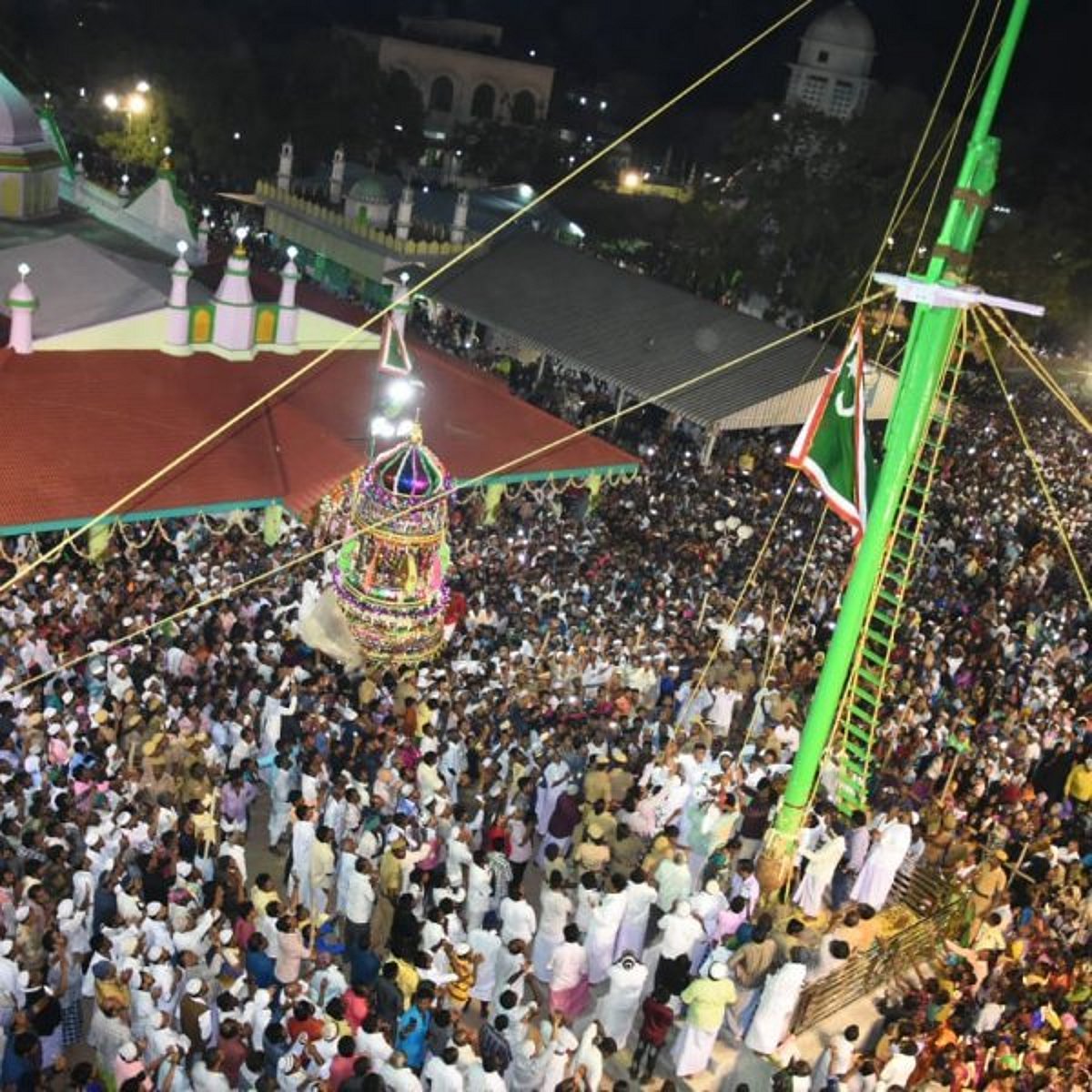 ஏர்வாடி தர்கா சந்தனக்கூடு திருவிழா கொடியேற்றம் - ஆயிரக்கணக்கான ...