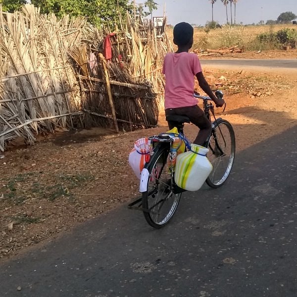 `குடிநீருக்கு அலையுறோம்... ஓட்டுக் கேட்டு ஊருக்கு வரட்டும் ...