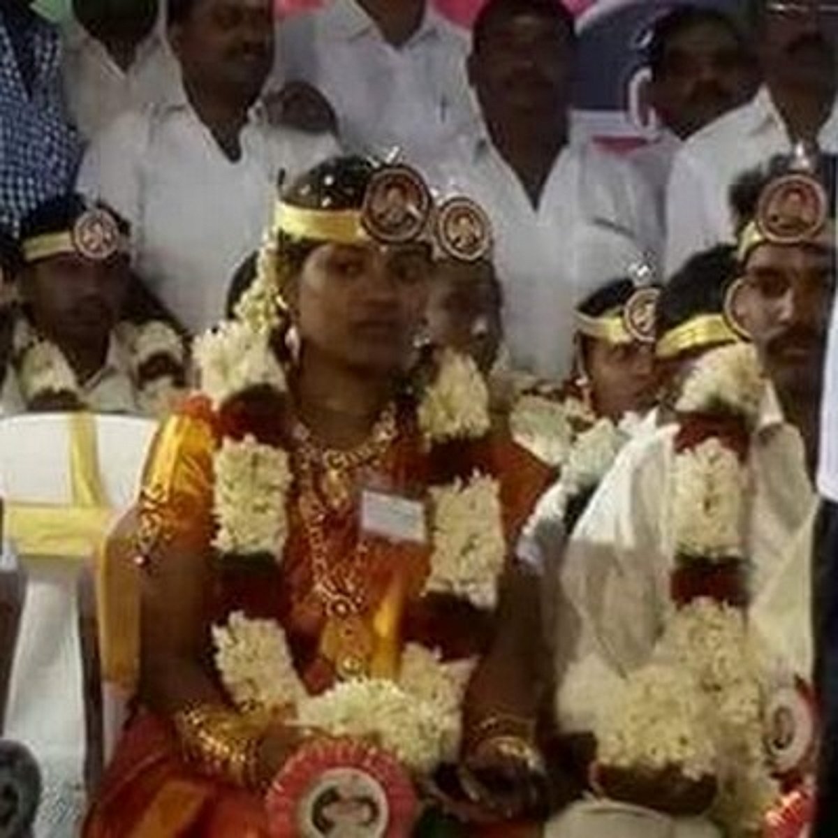 மணமக்கள் நெற்றியிலும் 'அம்மா ஸ்டிக்கர்'... அதிமுகவினர் நடத்திய அடடே ...