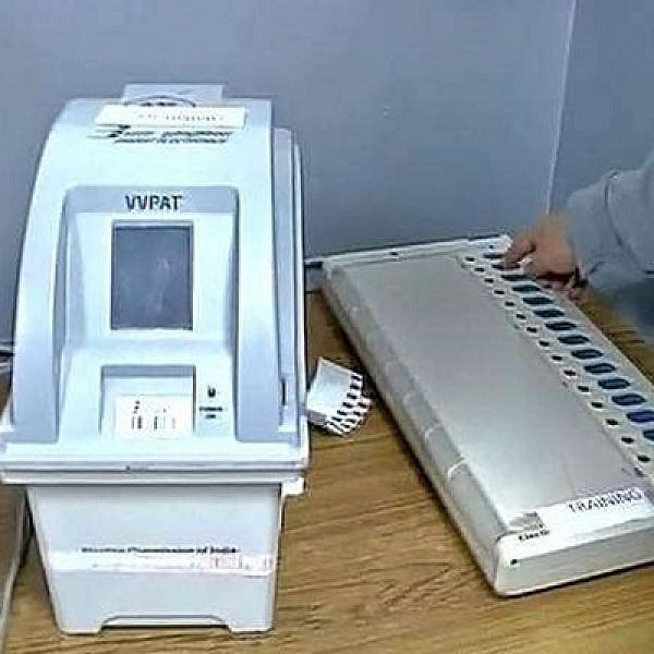 வாக்குப்பதிவு இயந்திரத்தில் பாம்பு!- அலறியடித்து ஓடிய வாக்காளர்கள் ...