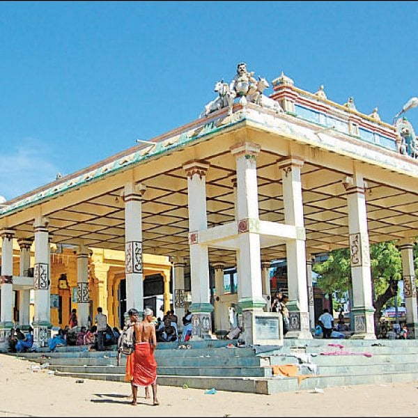 Sakthi Vikatan - 10 October 2017 - கம்பீரமாய் எழுகிறது ராஜகோபுரம் ...