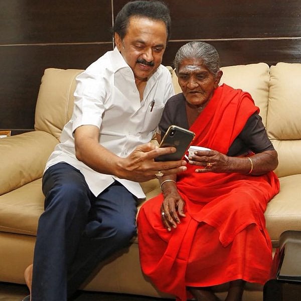 கருணாநிதிக்கு அன்பு முத்தம்... ஸ்டாலினுடன் செல்ஃபி! - பாப்பாத்தி ...