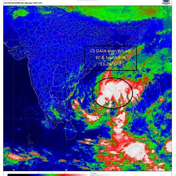 குறைந்த வேகத்தில் முன்னேறும் `கஜா' புயல்! #GajaCyclone | cyclone gaja ...