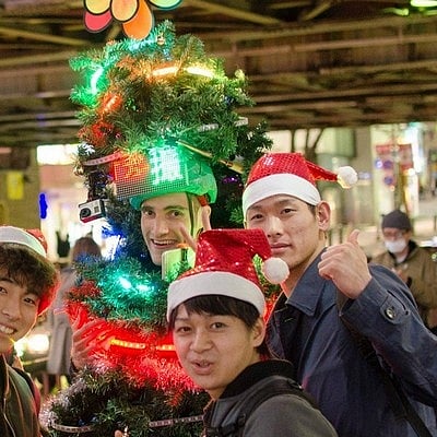 டோக்கியோவில் ஓடும் கிறிஸ்துமஸ் மரம் ( வீடியோ) | Running Christmas tree ...