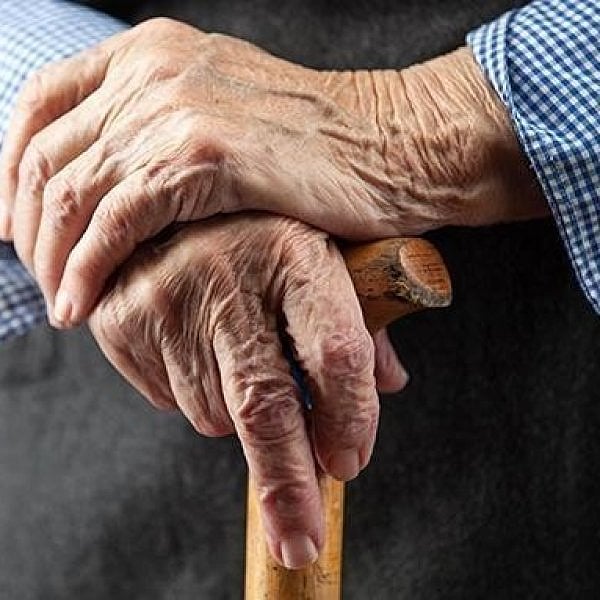 Doctor Vikatan: மெதுவாக நடந்தாலும் முதியோர் அதிகம் சறுக்கி விழுவது ஏன் ...