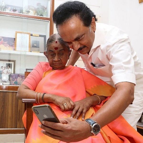 ஸ்வீட், கிஃப்ட் செல்ஃபி - அன்னையர் தினம் கொண்டாடிய ஸ்டாலின் | DMK ...