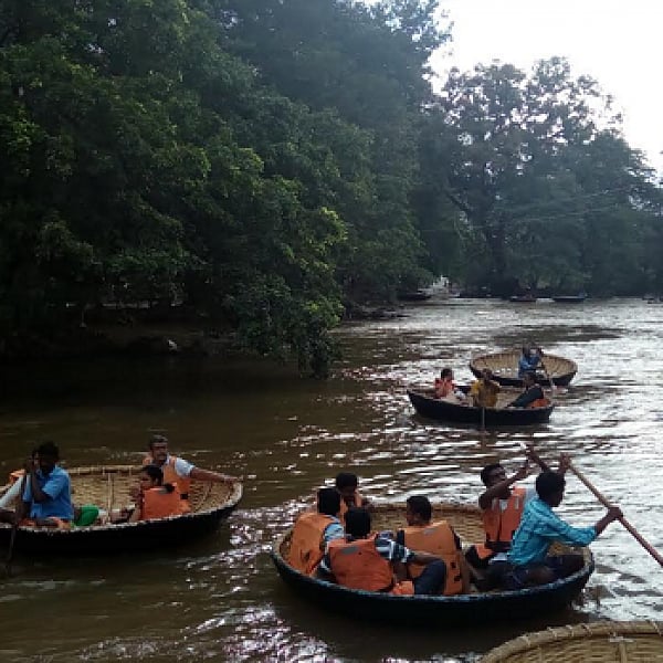 ’சுற்றுலாப் பயணிகள்கிட்ட திட்டு வாங்கிதான் எங்க பொழப்பே ஓடுது!’ - கலங்கும் ஒகேனக்கல் பரிசல் ...