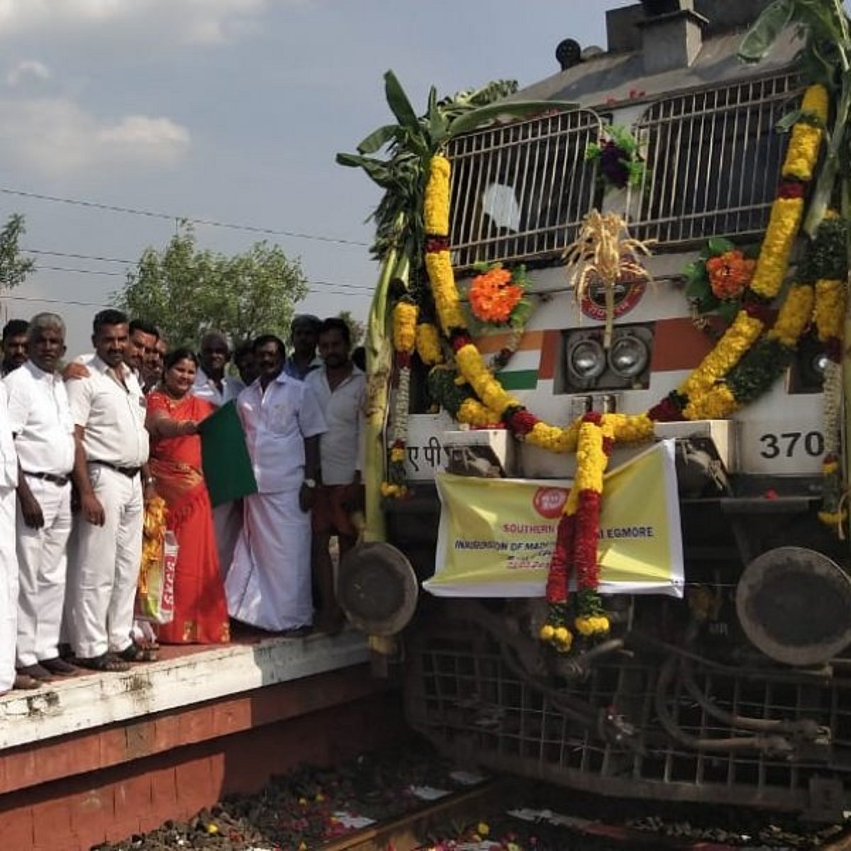 `எம்.பி வரவில்லை; மனைவி வரவேற்றார்' - தேஜஸ் ரயில் சர்ச்சையில் ...