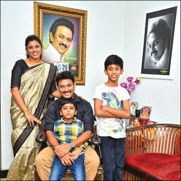 Aval Vikatan - 12 December 2017 - ``தடுமாறும்போதெல்லாம் தாங்கிப் ...