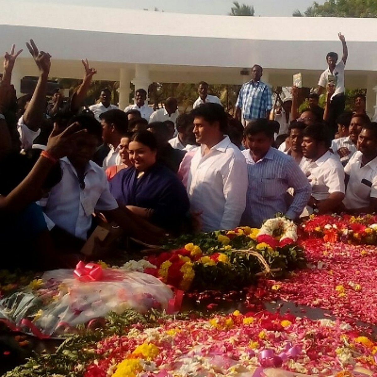 அண்ணாவுக்கு மரியாதை செலுத்தினார் தீபா | J.Deepa pays respect to Anna ...