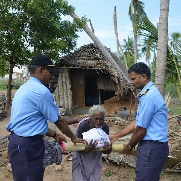 நிர்க்கதியாய் நிற்கும் மக்களை நெகிழ வைத்த இந்தியக் கடலோரக் ...