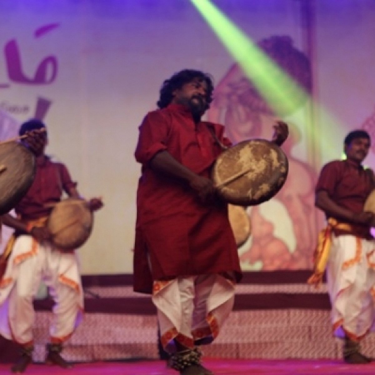 தமிழின் இசைப் பிரளயம்... ஆர்ப்பரித்த அரங்கம்! #MustRead #MustShare ...