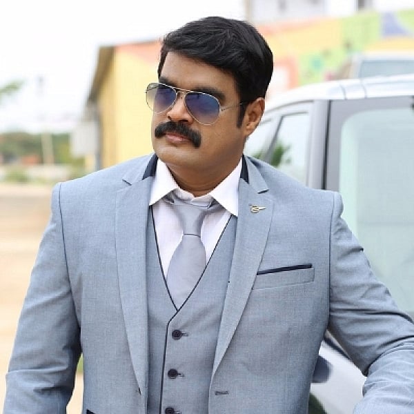 கூகுள் க்ளாஸுடன் கலக்கும் 'மக்கள் தளபதி'! ‘வைகை எக்ஸ்பிரஸ்’ படம் எப்படி ...