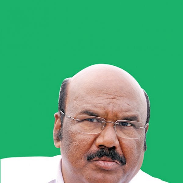 Junior Vikatan - 04 November 2018 - “அமைச்சரைக் காப்பாற்ற நினைக்கிறேன் ...