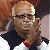 ஆடிட்டர் ரமேஷ் குடும்பத்தினருக்கு அத்வானி நேரில் ஆறுதல் | BJP, leader ...