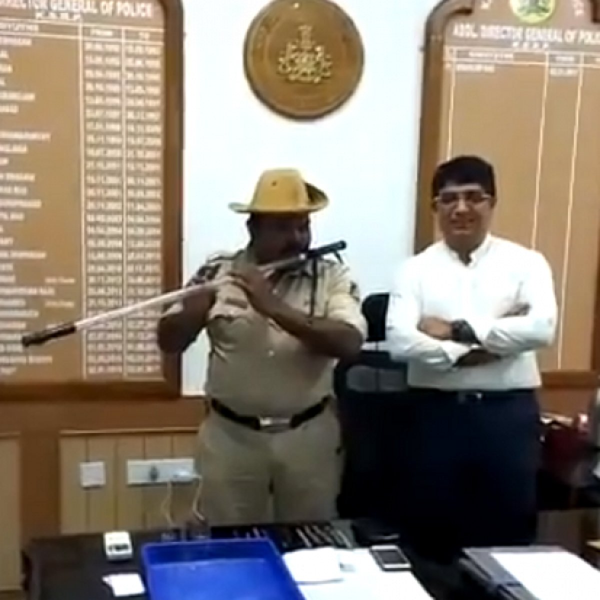 போலீஸ் லத்தியும் புல்லாங்குழல் இசையும்! - இணையத்தில் ஹிட் அடித்த காவலர் ...