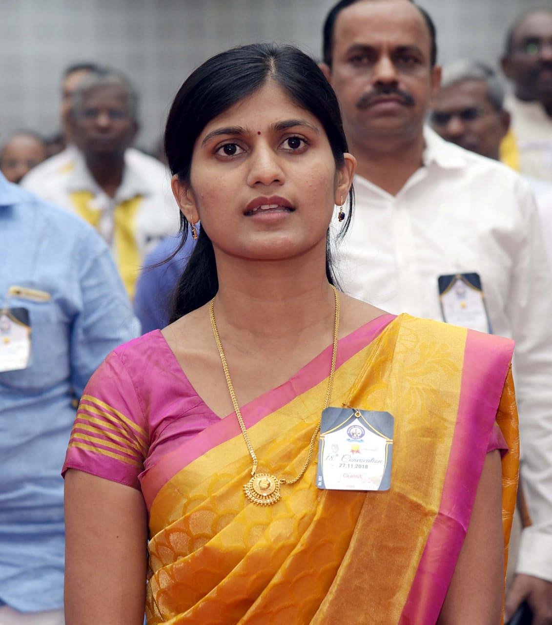 `சால்வையை பரிசாக கொண்டு செல்லுகிறேன்’ - விடைபெற்ற சேலம் கலெக்டர் ரோகிணி ...