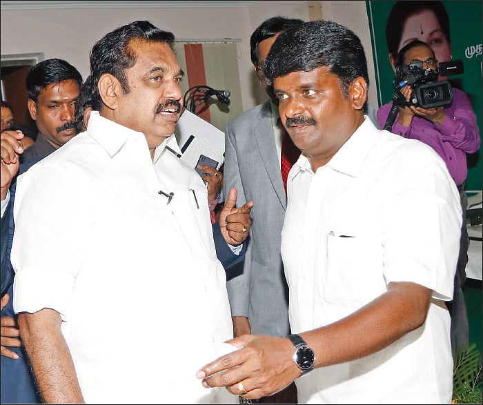 சுஜித் வீட்டுக்கு வந்த முதல்வரிடமிருந்து விஜயபாஸ்கர் விலகி நின்றது ஏன் ...