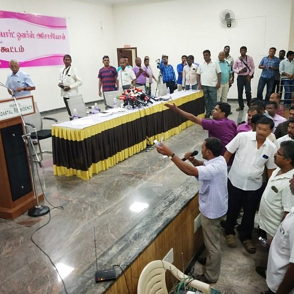 `நீ ஓட்டு போட்டு நான் வெற்றிபெறல' - எல்.பி.ஜி லாரி உரிமையாளர்கள் ...