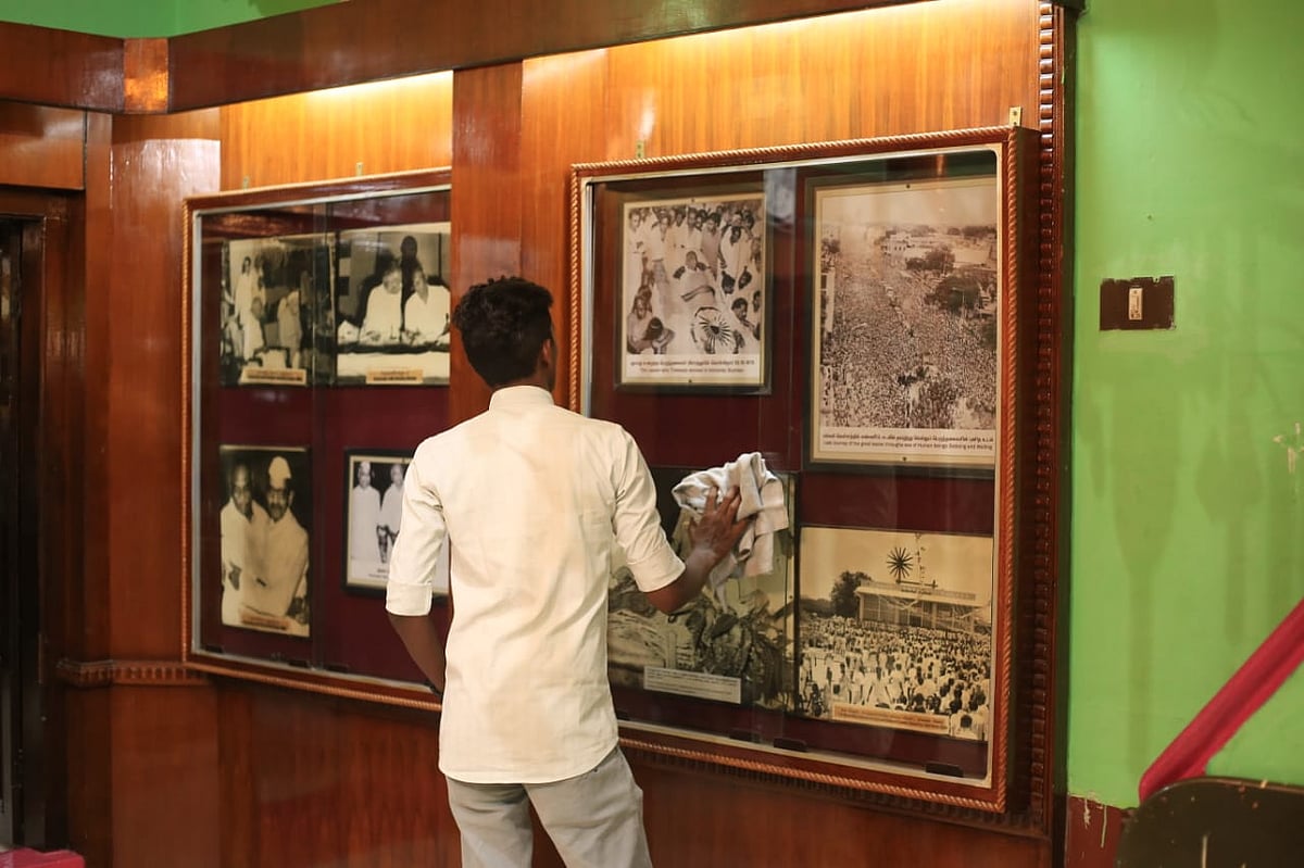 `காமராஜர் நினைவிடத்தை சுத்தம்செய்த மாணவர்கள்’ - `குடி’யால் கிடைத்த ...