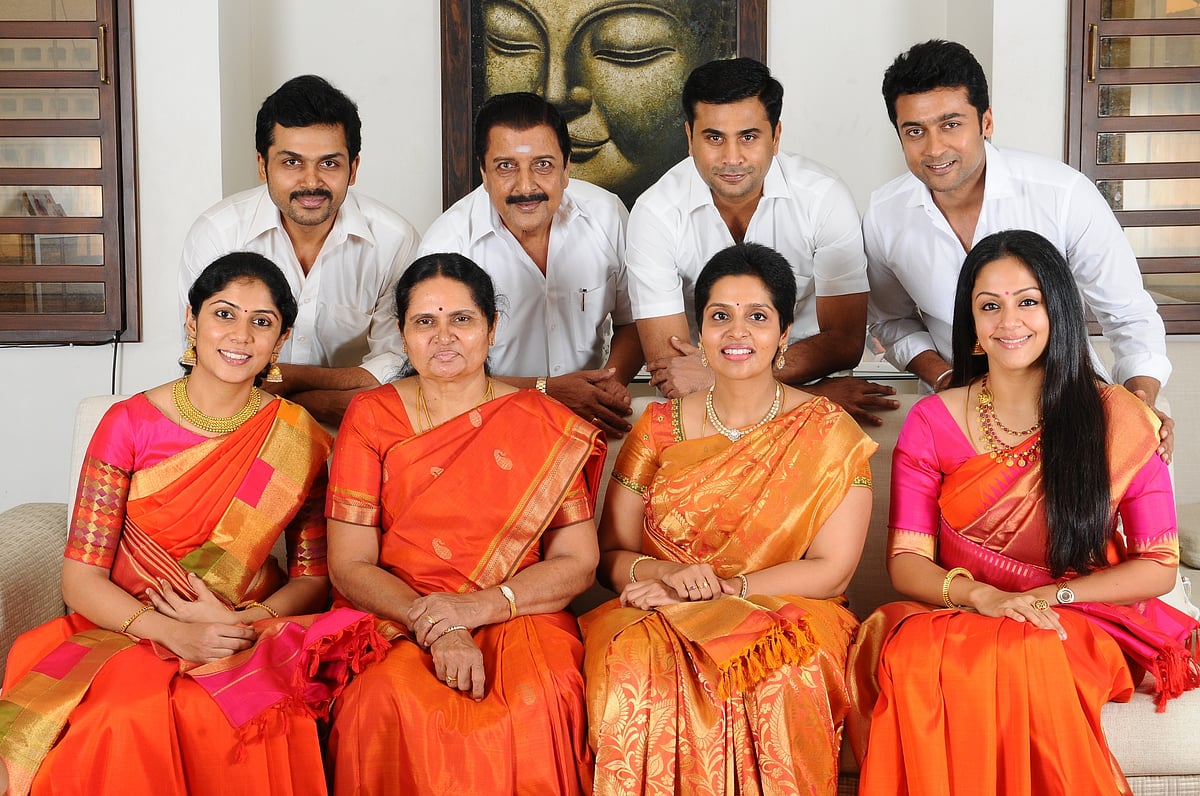 ஜோதிகா இல்லாமல் சூர்யா... மகள் இல்லாமல் கார்த்தி! - வெளிநாடு ...