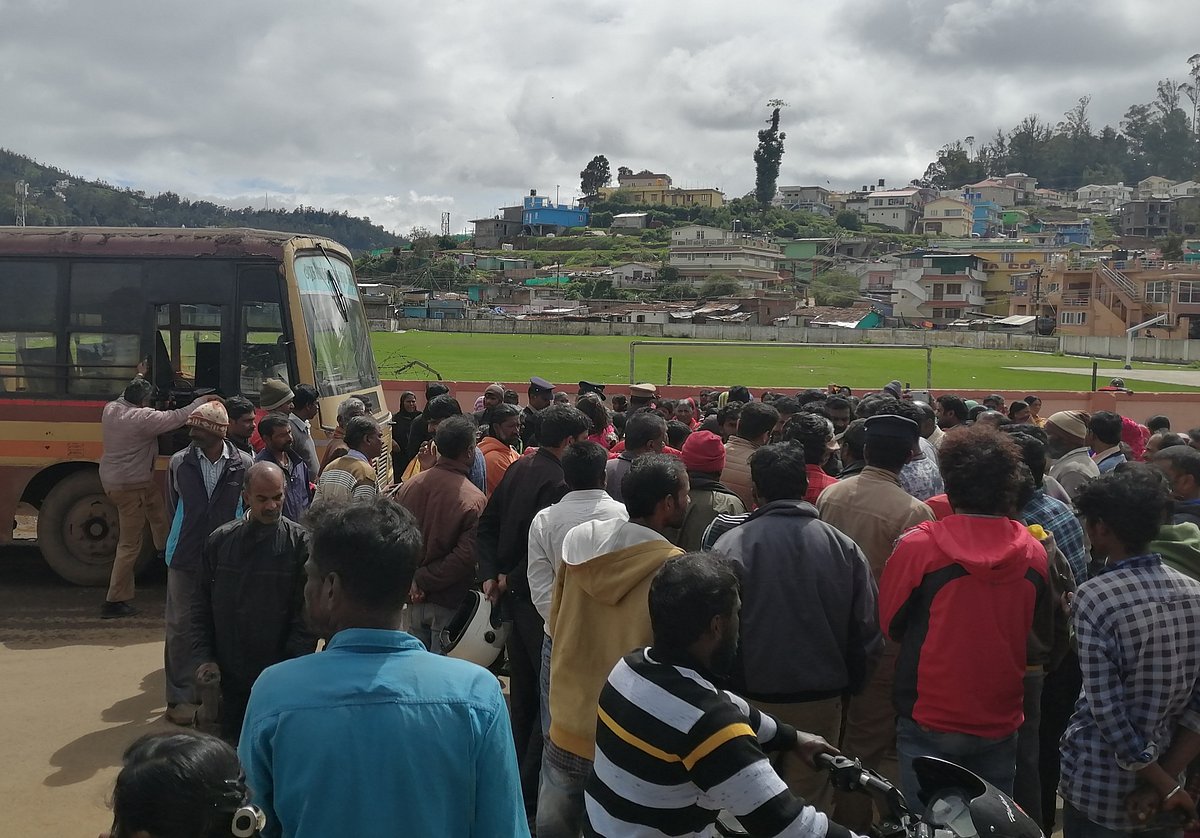 `நகரம் சுத்தமா இருக்க, எல்லா குப்பையையும் எங்க தலையில கொட்றாங்க ...