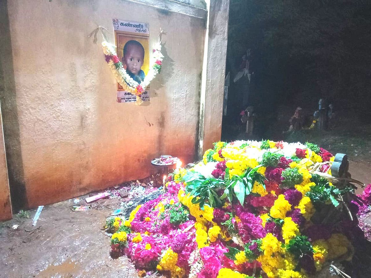 `கதறிய வானம்.. கண்ணீர்விட்ட பெண் போலீஸார்..!’ - எப்படி இருக்கிறது ...