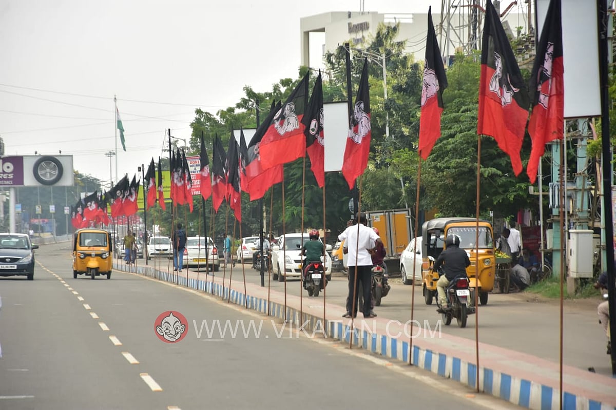 `சாலையில் சரிந்த அ.தி.மு.க கொடி கம்பம்; தொடர்ந்து வந்த லாரி ...