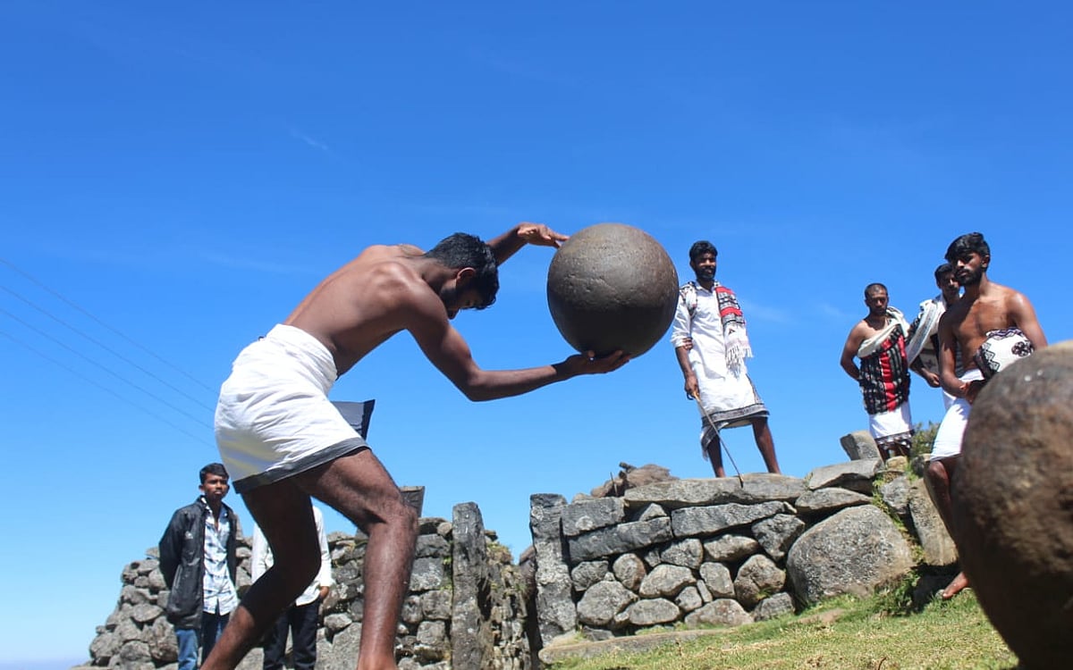 நெல்லை: `ஆட்டத்துக்கு நாங்களும் வரலாமா?' - இளவட்டக் கல் தூக்கும் ...