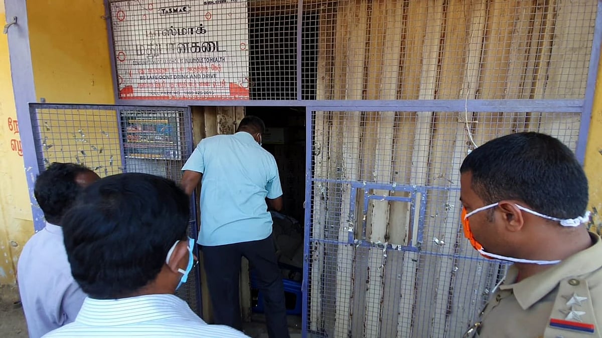 `சரக்கு அடிச்ச திருப்தி இல்லை..!' -ரத்தக்கறையால் தூத்துக்குடியில் சிக்கிய டாஸ்மாக் கொள்ளையர்கள் ...