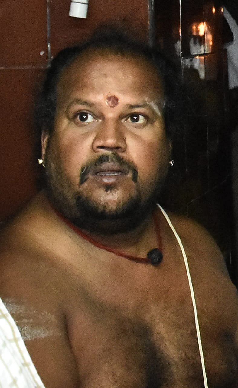 ஐம்பொன் சிலைகள் மாயமான கோயில் அர்ச்சகர் மர்ம மரணம்! - சீர்காழி சர்ச்சை ...