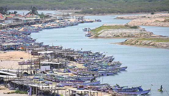 Diwali Malar - 31 October 2020 - கால்புதையும் மணல்... ஆக்ரோஷக் கடல் ...